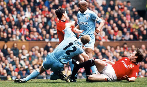 Fútbol Europa Premier League David Busst mostró las cicatrices de la ...